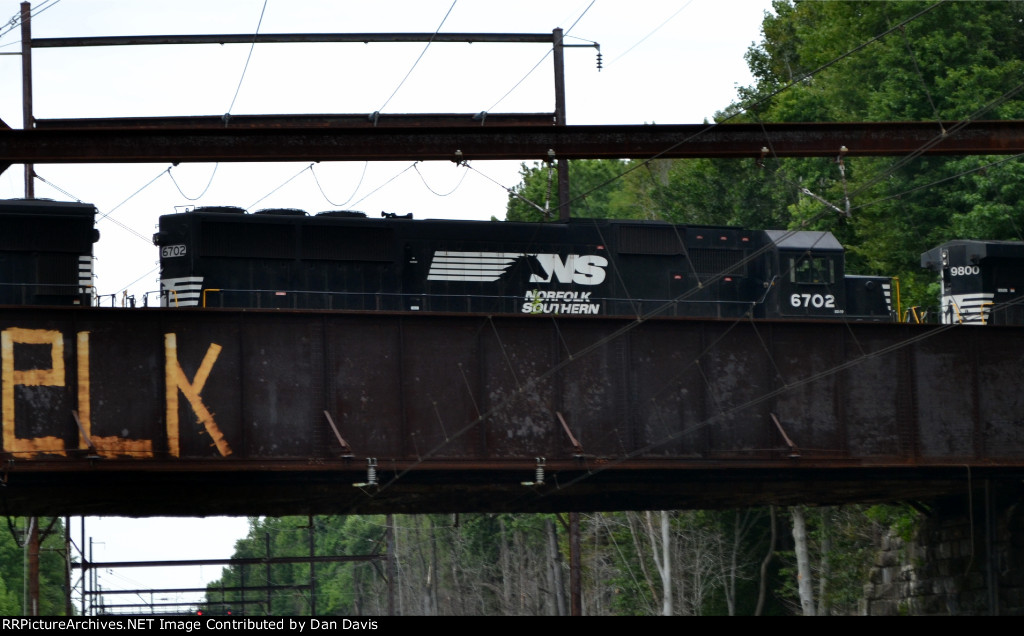 NS SD60 6702 now finds a spot trailing on 17G
